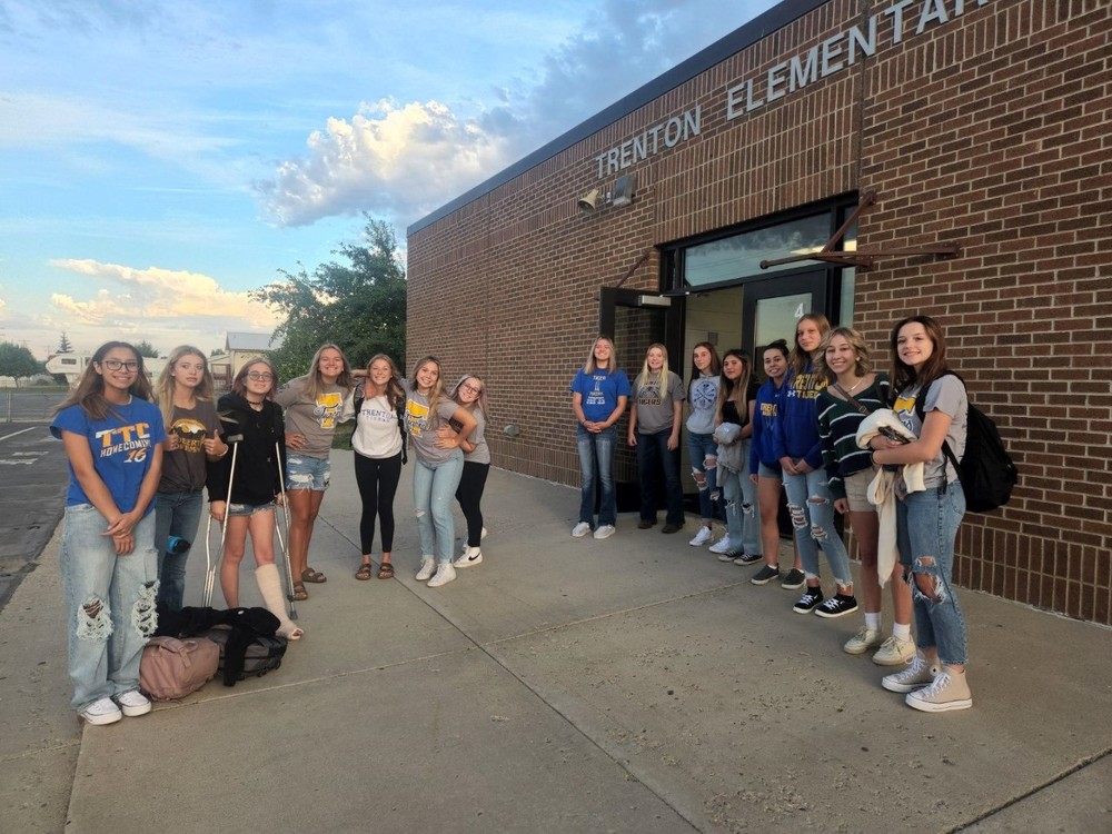 Tiger Volleyball Greets Bus | Eight Mile School District #6